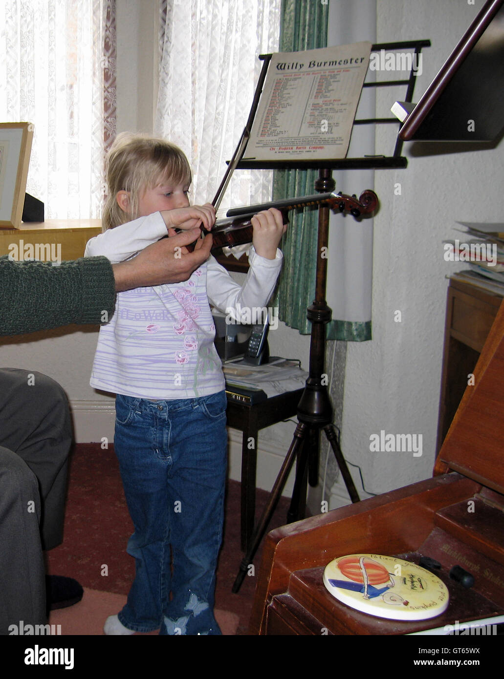 Young girl having her first Violin lesson Stock Photo - Alamy