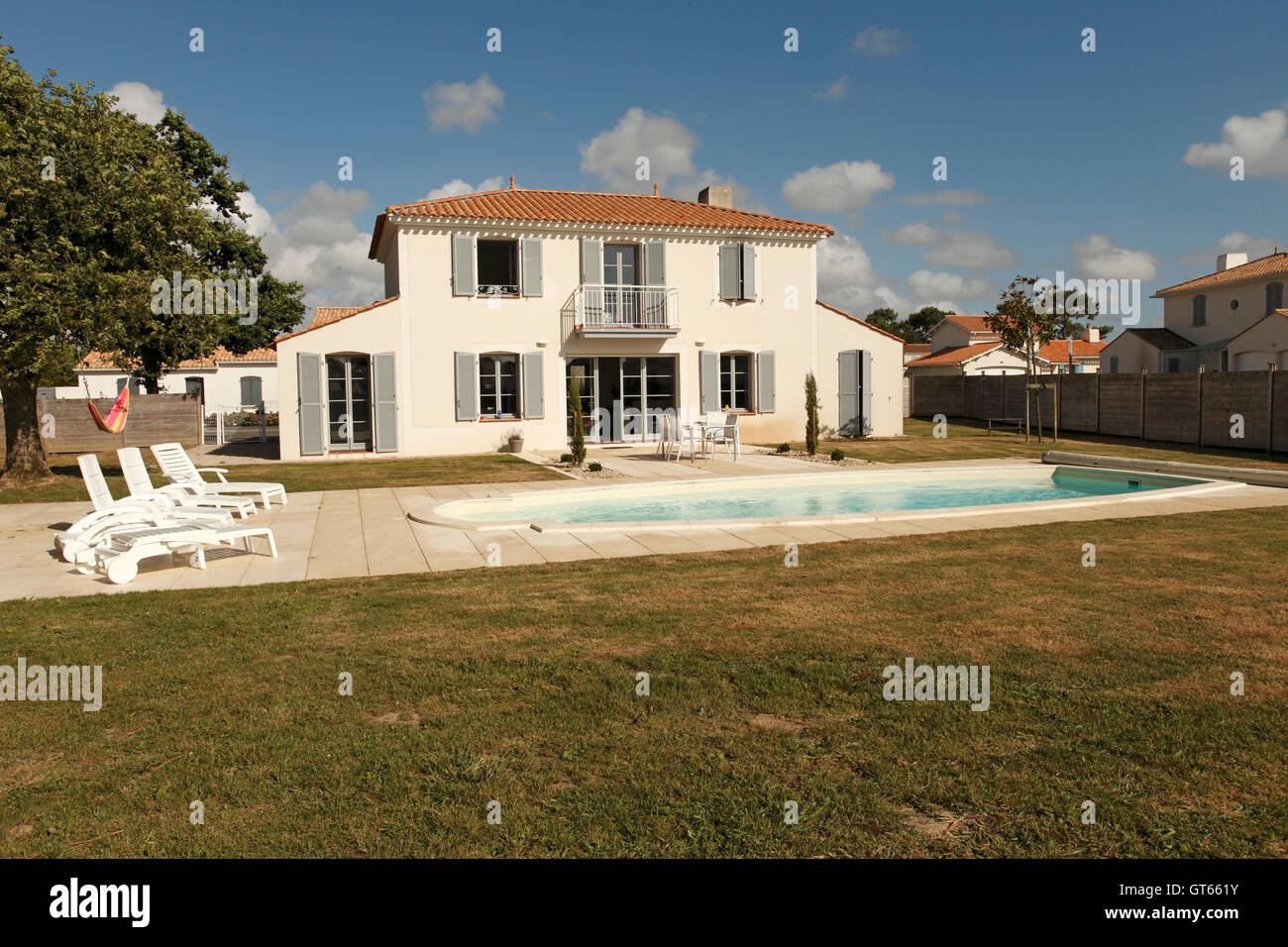 Villa pool lounger garden hi-res stock photography and images - Alamy