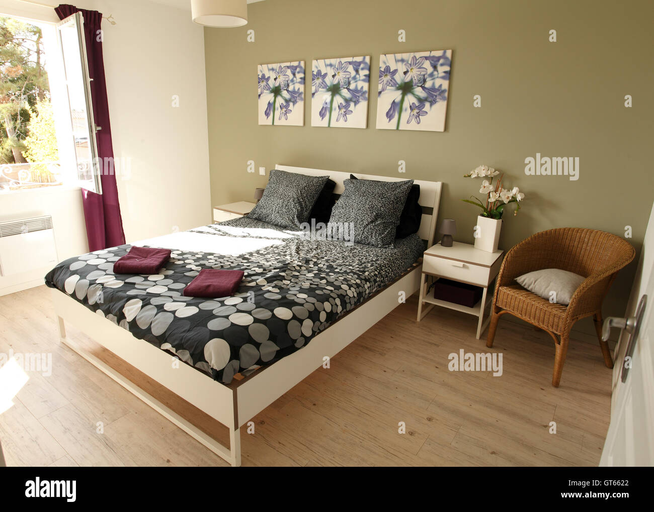 contemporary double bedded room Stock Photo - Alamy