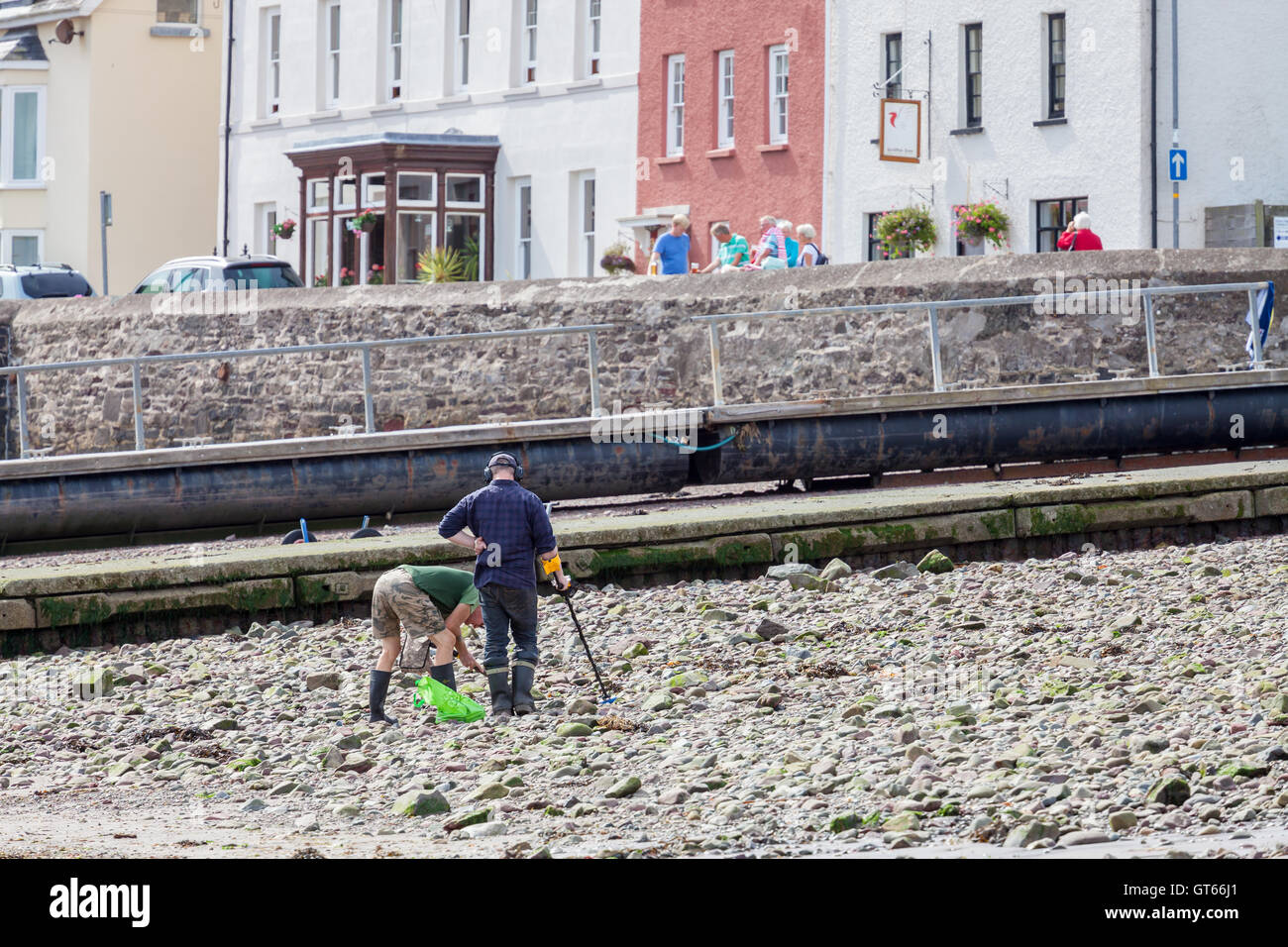 Metal detector people hi-res stock photography and images - Alamy