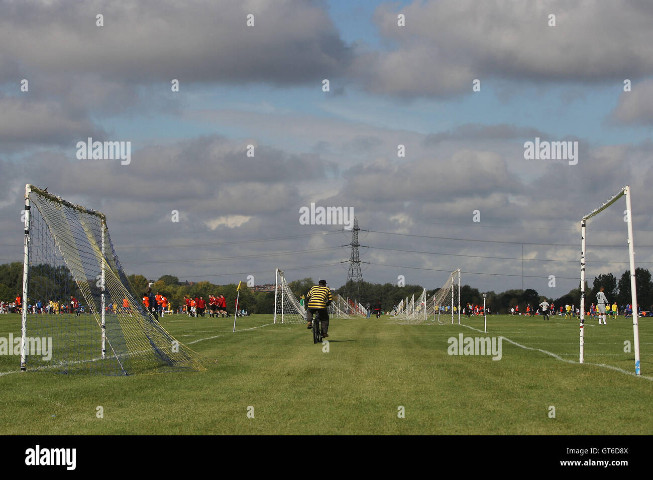 Hackney marshes football hi-res stock photography and images - Alamy