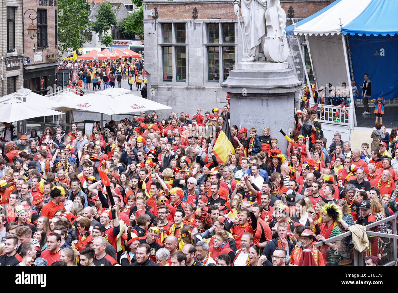 The red devils supporters hi-res stock photography and images - Alamy