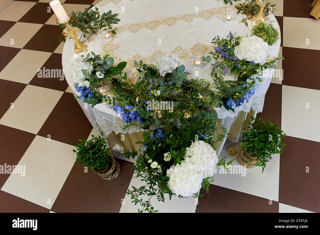 Wedding table decoration white and blue hydrangeas Stock Photo - Alamy