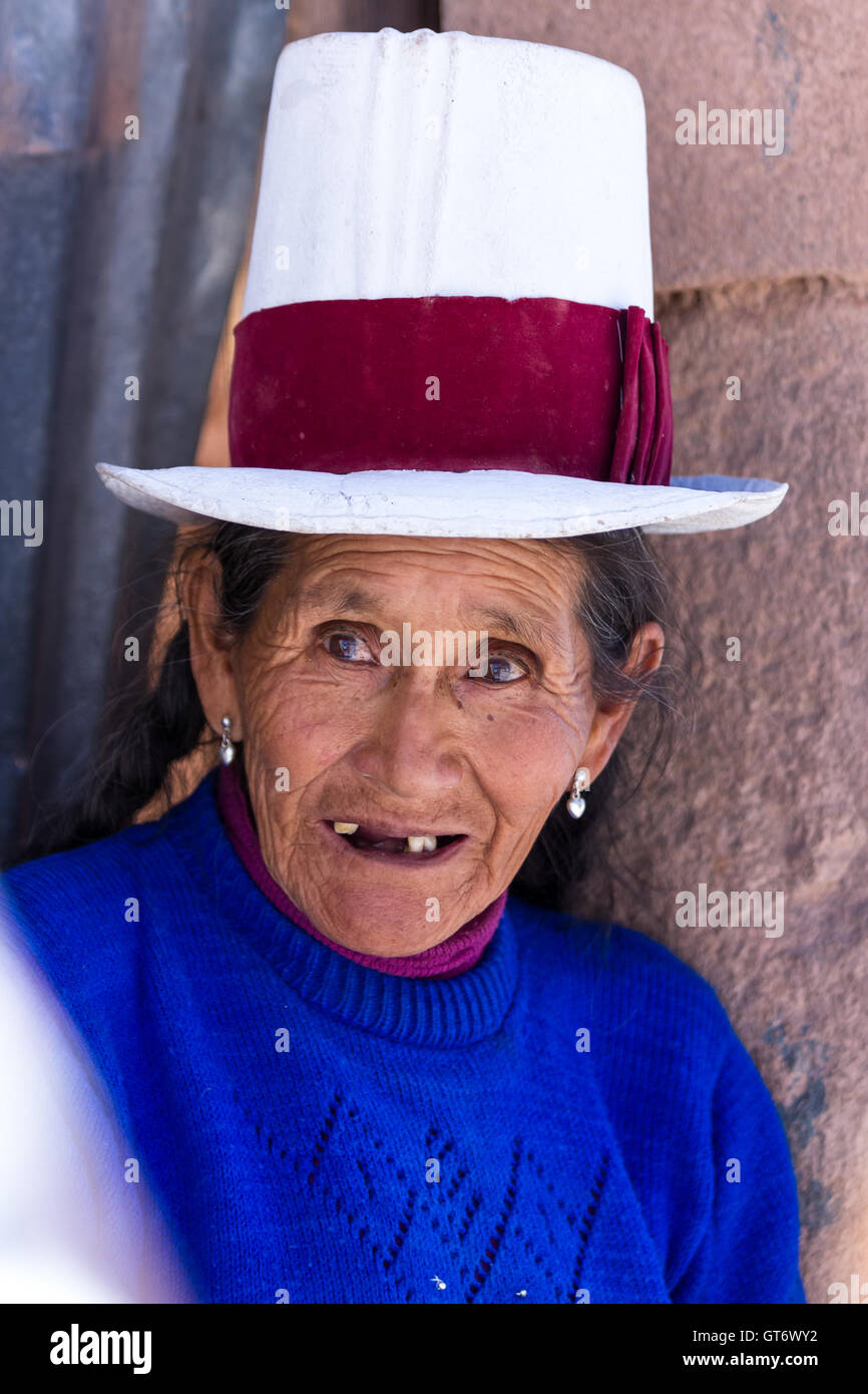 Native peruvian woman wearing hat hi-res stock photography and images ...