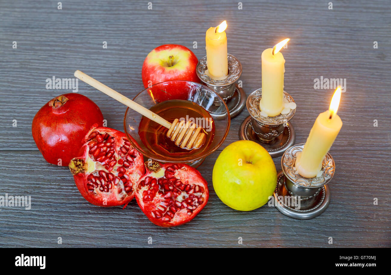 Apples, pomegranate and honey for Rosh Hashanah Stock Photo - Alamy