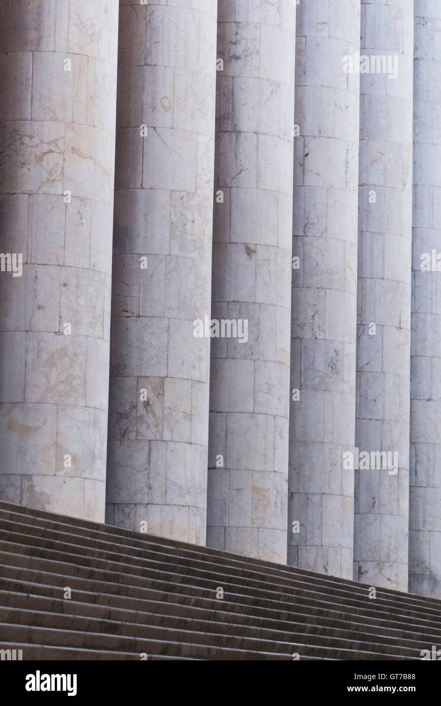 Law building columns hi-res stock photography and images - Alamy