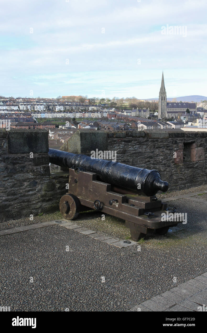 Cannon on the Walls of Derry looking out over The Bogside area Stock ...