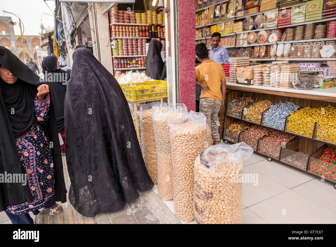 Iranian women shopping yazd hi-res stock photography and images - Alamy