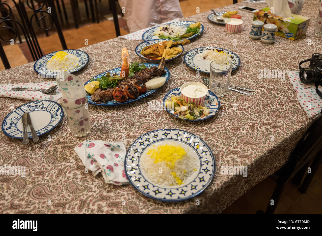 Lunch at caravanserai restaurant in Meybod, Iran Stock Photo - Alamy