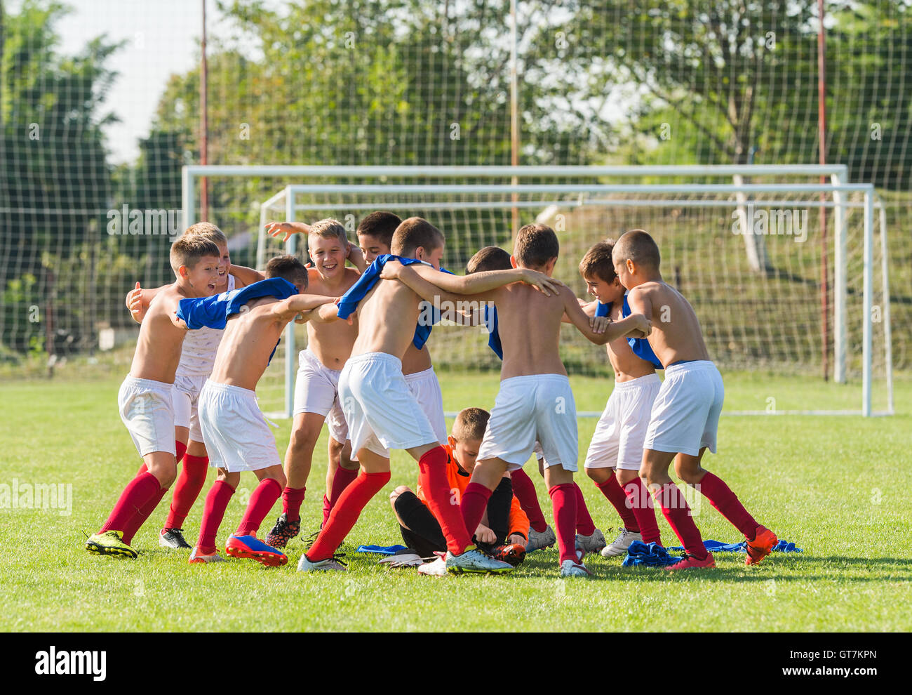 kids soccer team in group huddle Stock Photo - Alamy