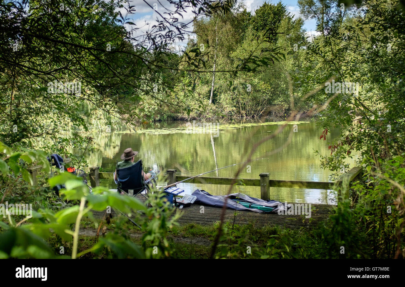 Uk fishing lake hi-res stock photography and images - Alamy