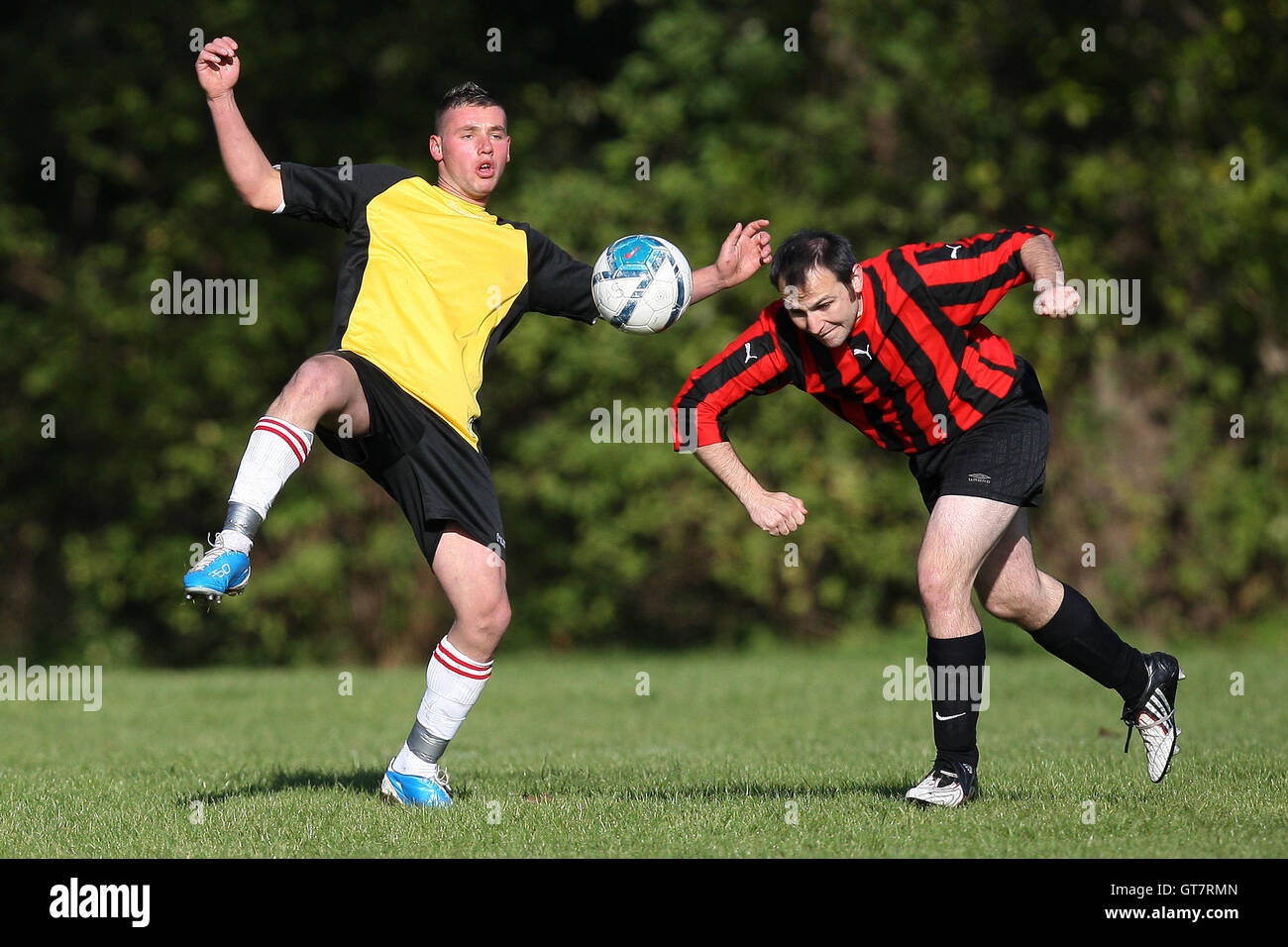 Tergemo (red/black) vs Vio Romania (yellow) - Hackney & Leyton Sunday ...
