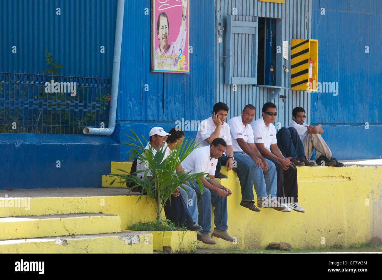 Workmen waiting hi-res stock photography and images - Alamy