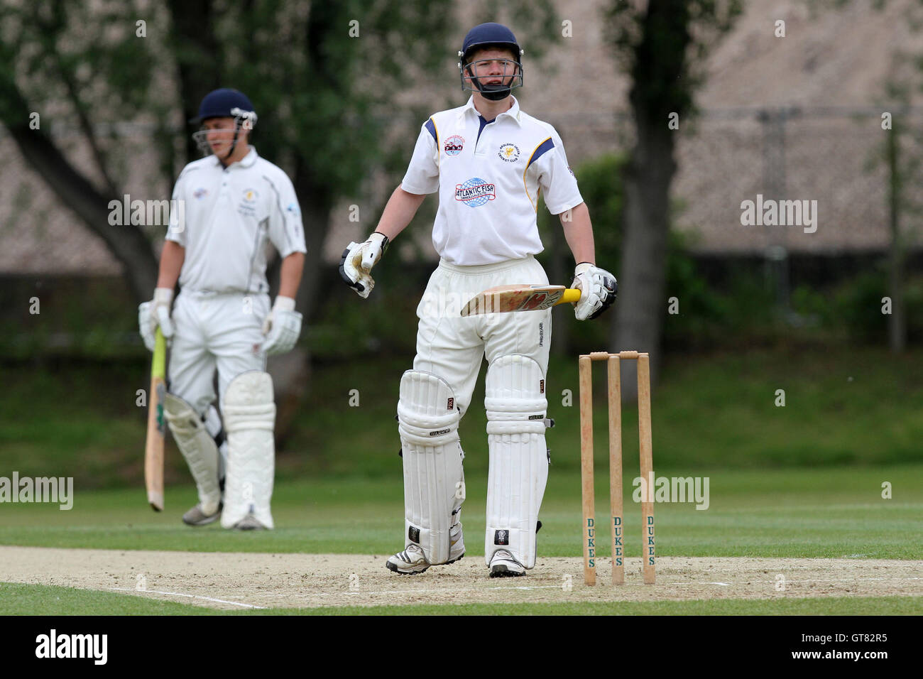 Chris Haylett og Ardleigh Green seeks the whereabouts of the ball ...