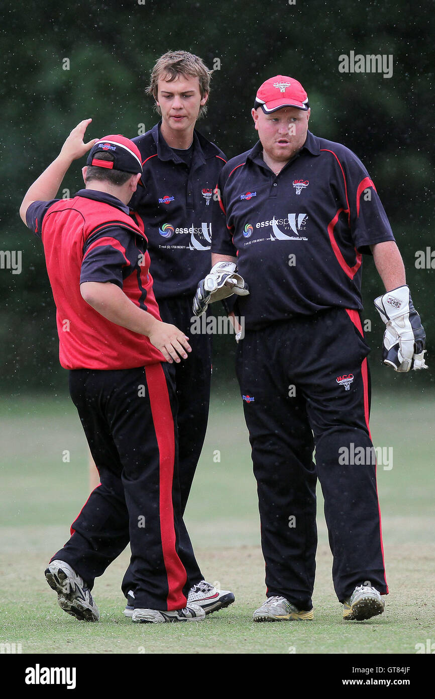 Hornchurch take the first Gidea Park wicket and celebrate - Gidea Park ...