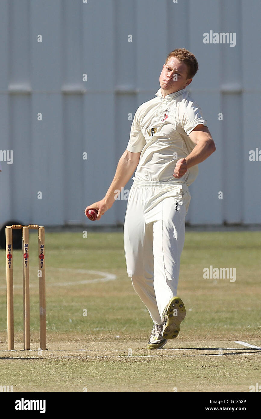 Nathan McAndrew in bowling action for Hornchurch - Hainault & Clayhall ...