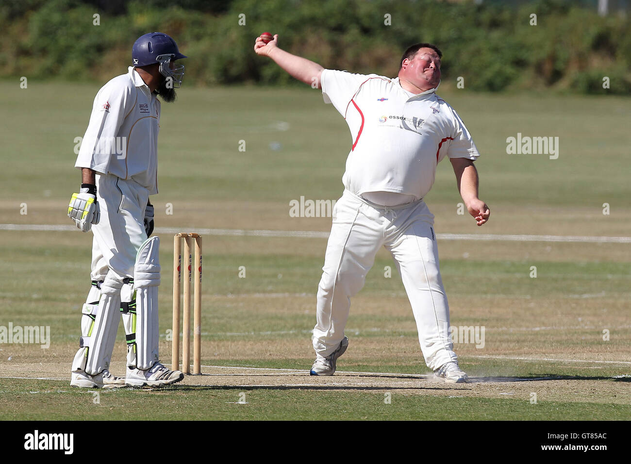 Mark Whitlock in bowling action for Hornchurch - Hainault & Clayhall CC ...