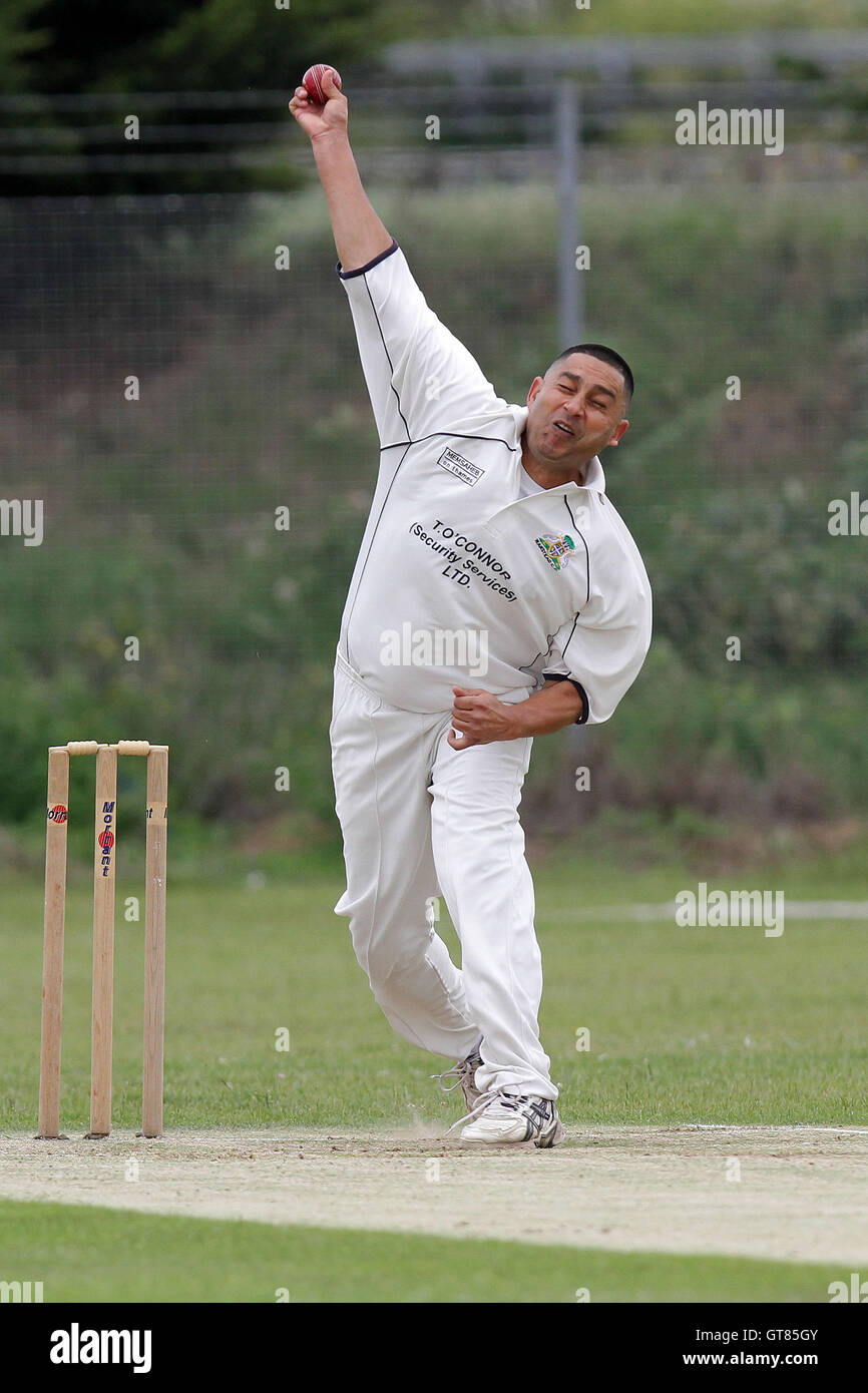 Shahid Saeed in bowling action for Wanstead - Hainault & Clayhall CC ...