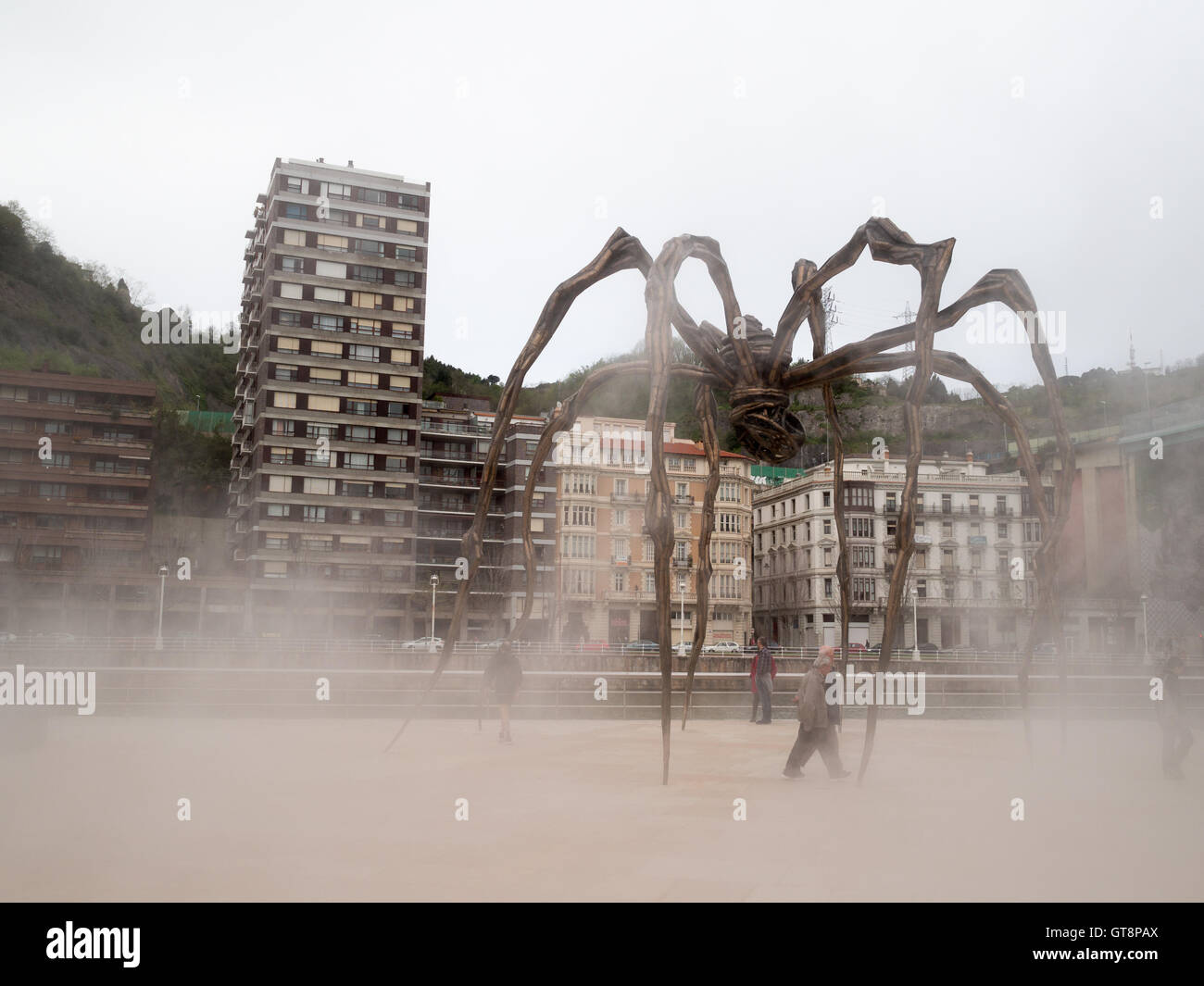 Louise Bourgeois Maman sculpture outside Bilbao Guggenheim museum Stock ...