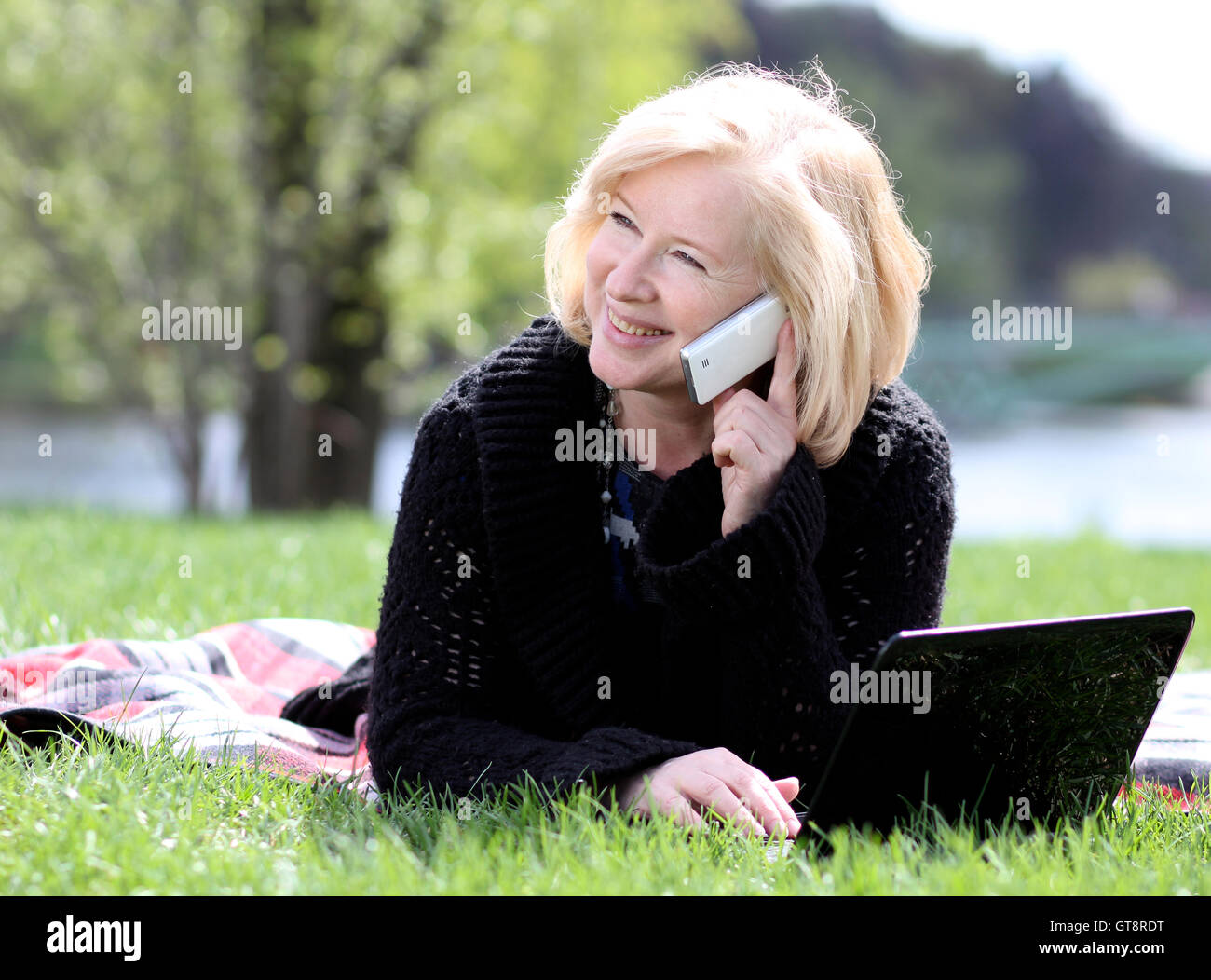portrait of a happy mature woman calling by phone Stock Photo - Alamy