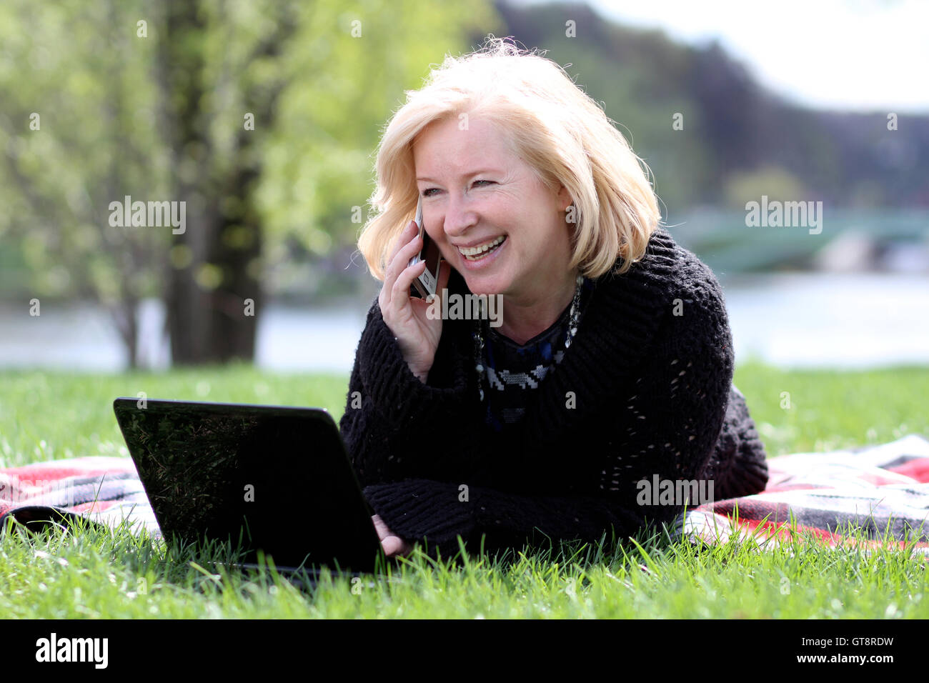 portrait of a happy mature woman calling by phone Stock Photo - Alamy
