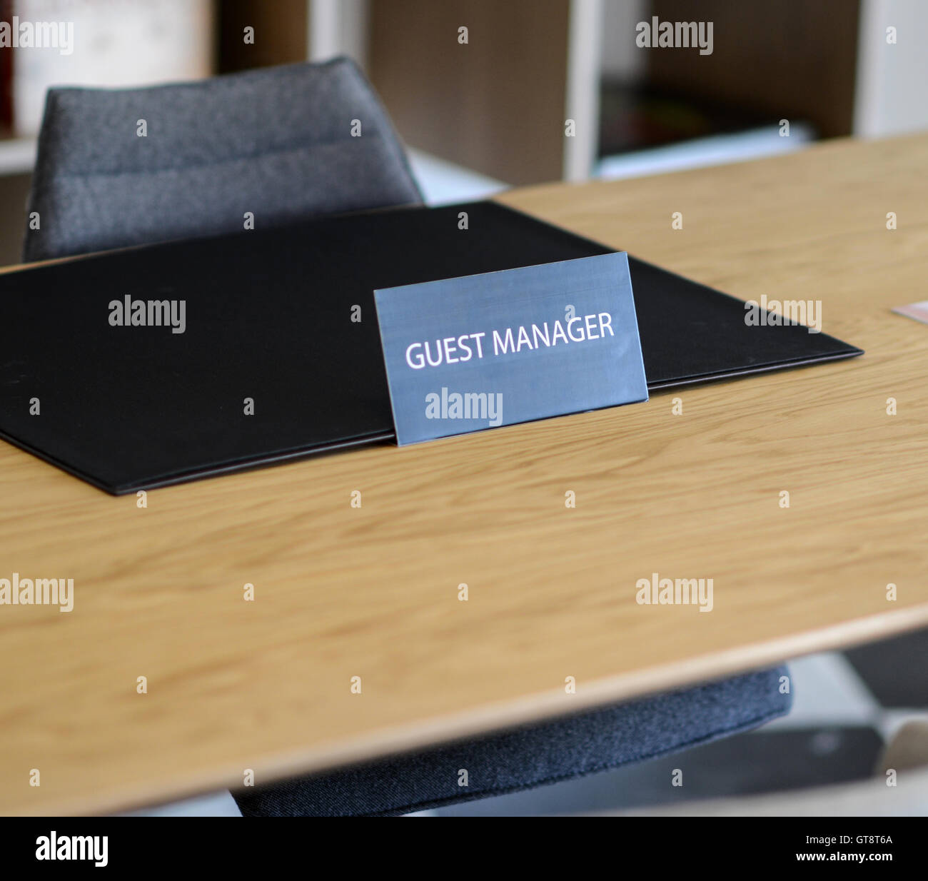 Hotel front desk sign hi-res stock photography and images - Alamy