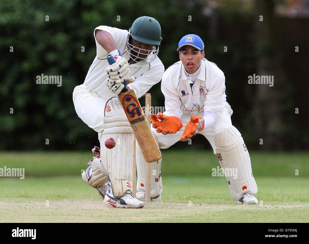 Cricketer bowling from behind hi-res stock photography and images - Alamy