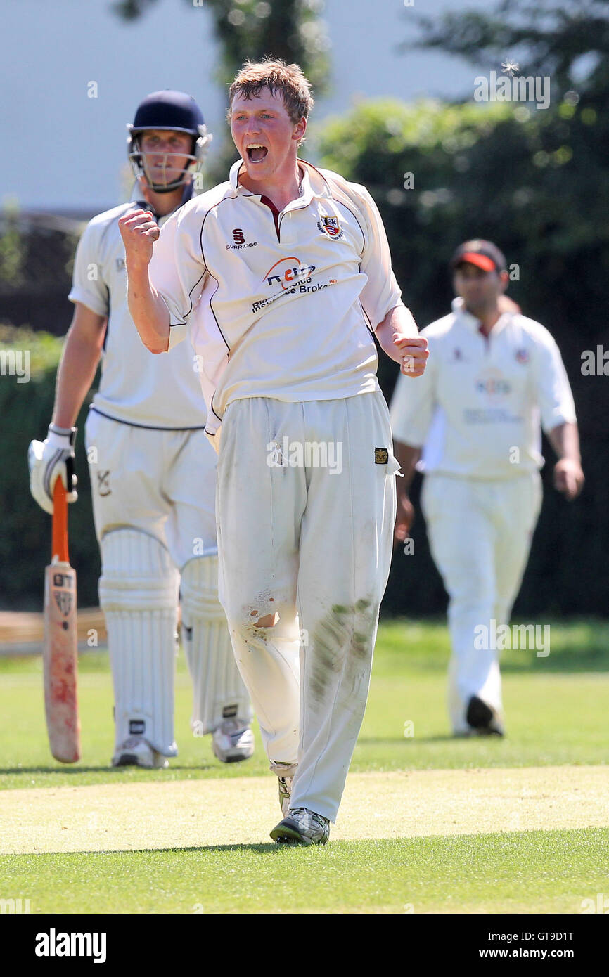 Hadleigh and thundersley cricket club hi-res stock photography and ...
