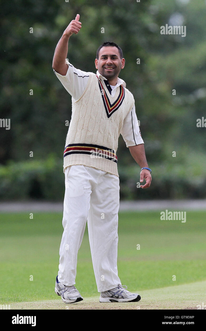 Adnan Akram of Wanstead gives the thumbs up - Wanstead CC (fielding) vs ...