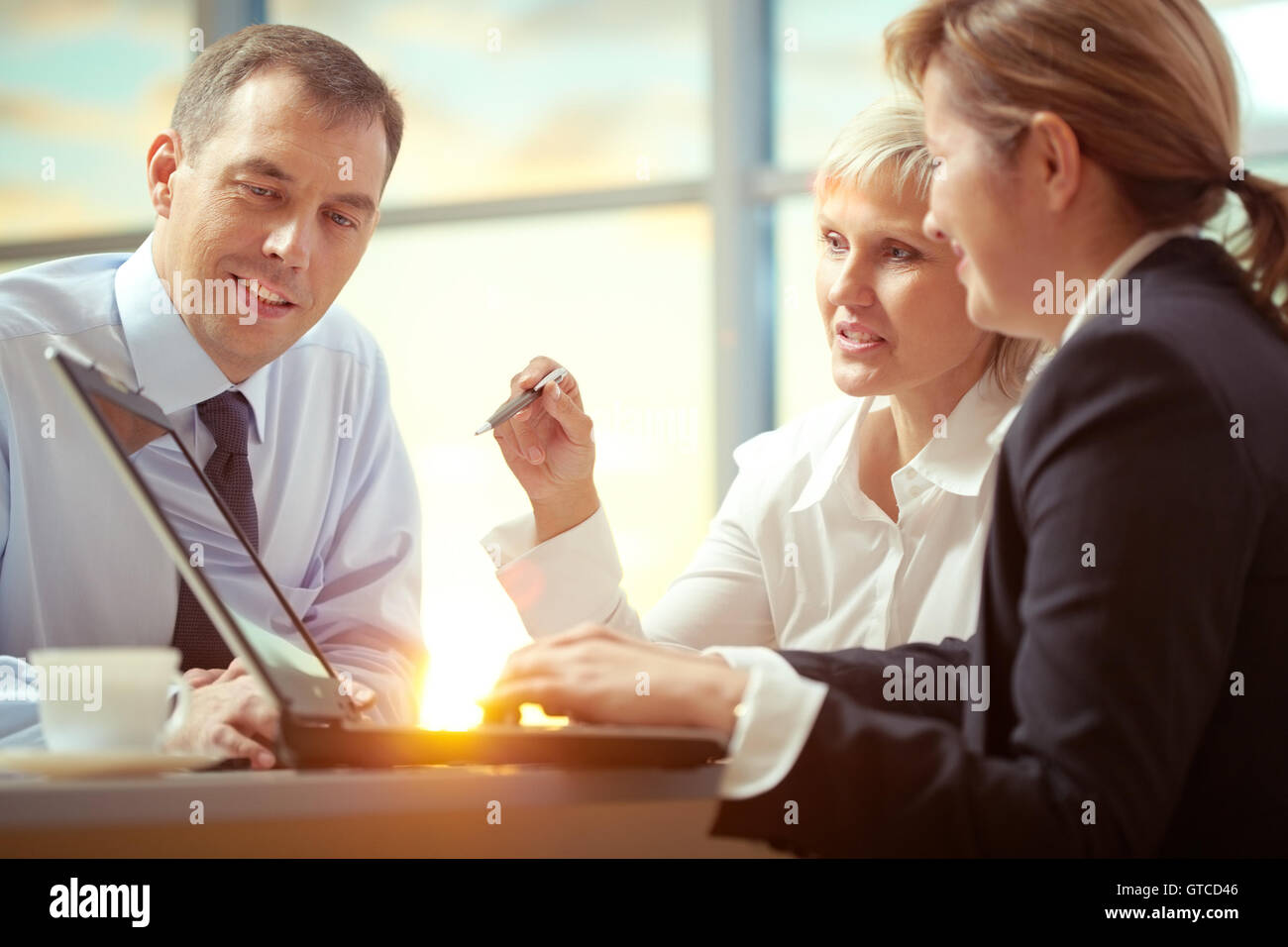Teamwork in the office Stock Photo - Alamy