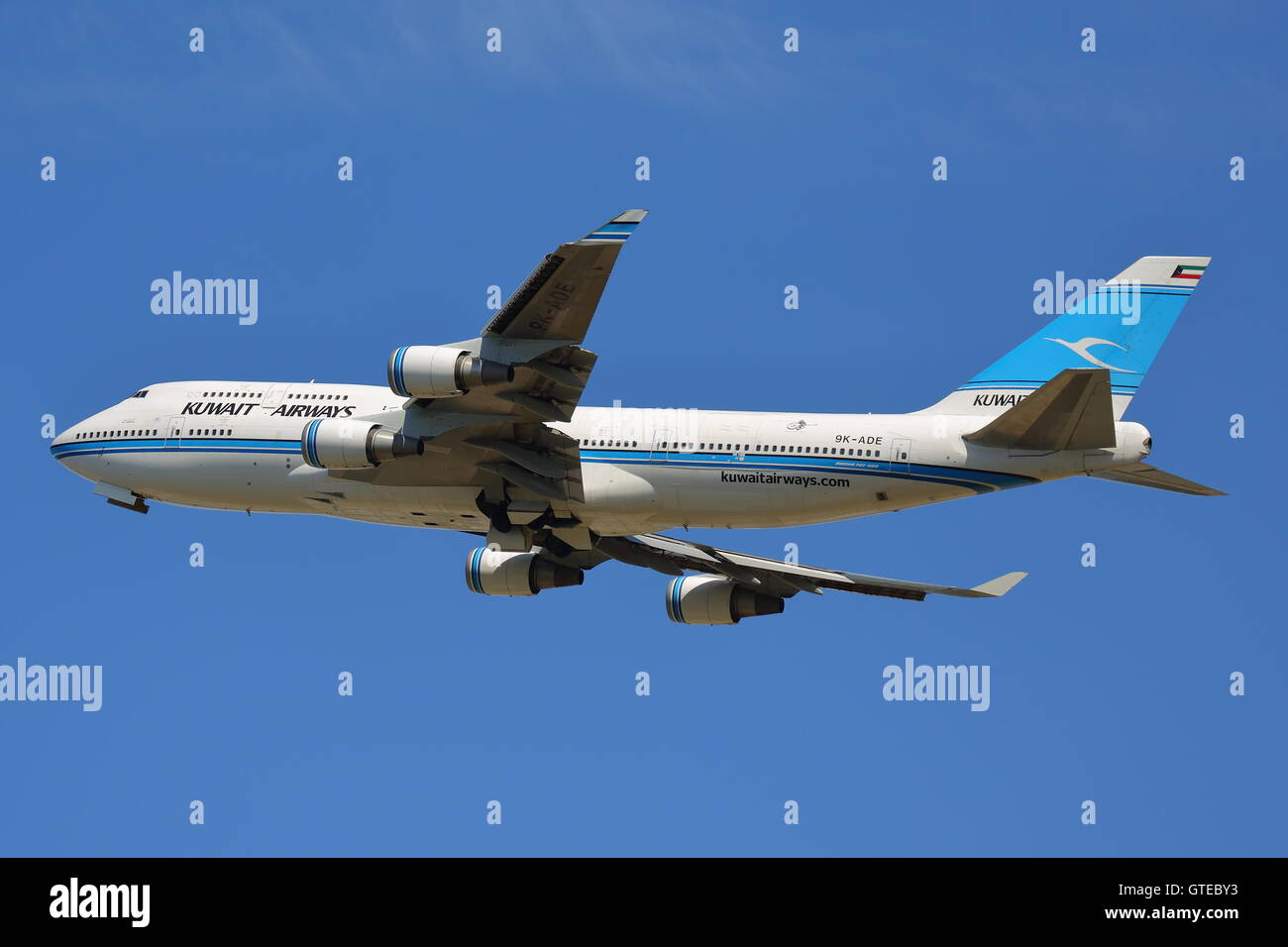 Kuwait airways 747 flying hi-res stock photography and images - Alamy