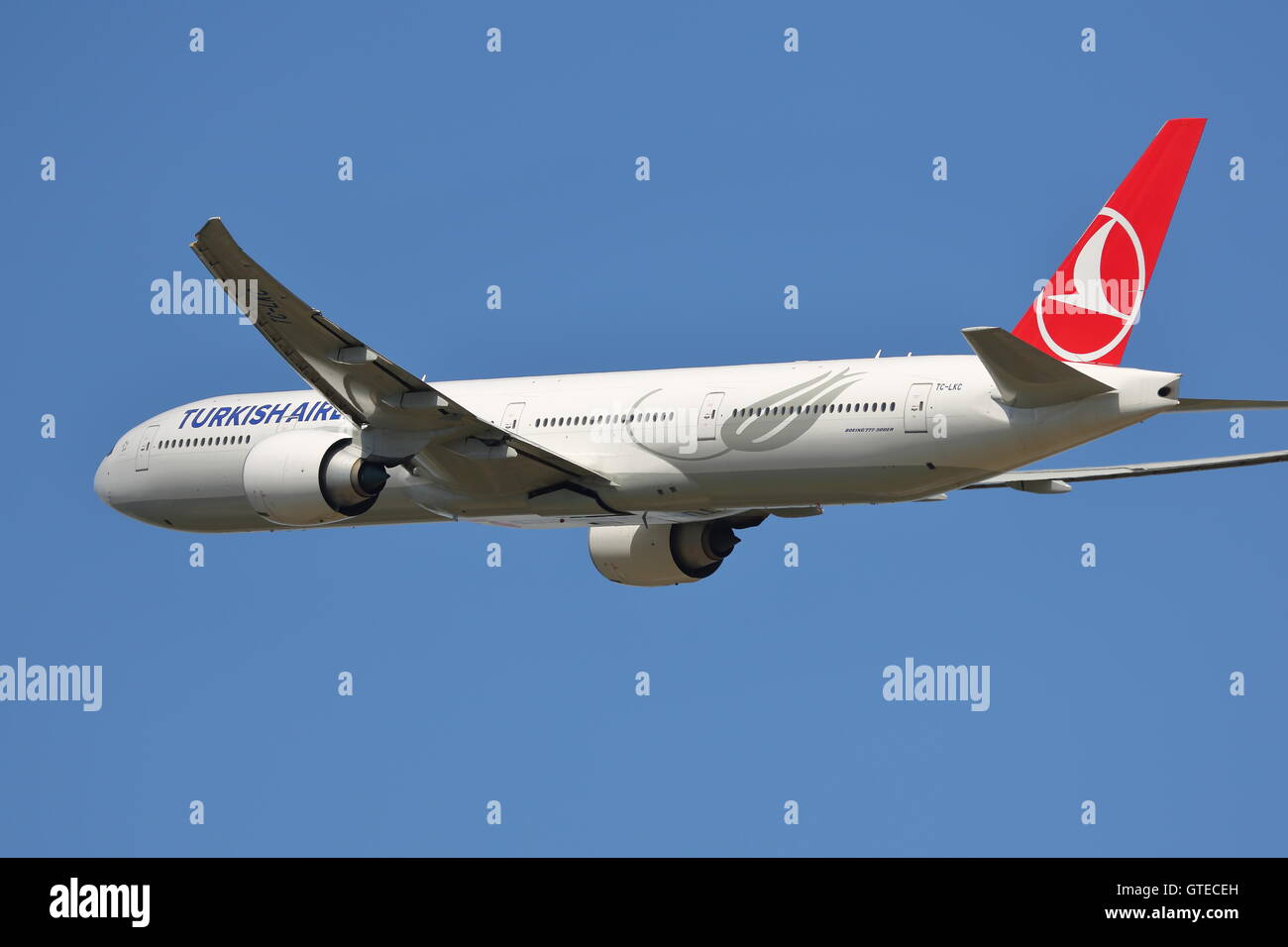 Turkish airlines boeing 777 hi-res stock photography and images - Alamy
