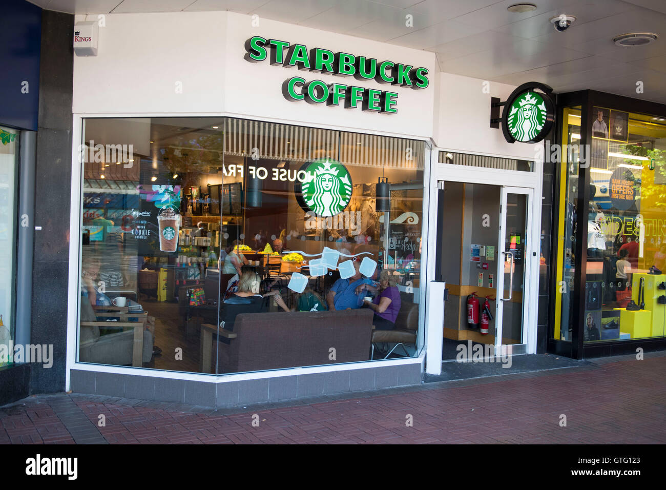 Starbucks store exterior hi-res stock photography and images - Alamy