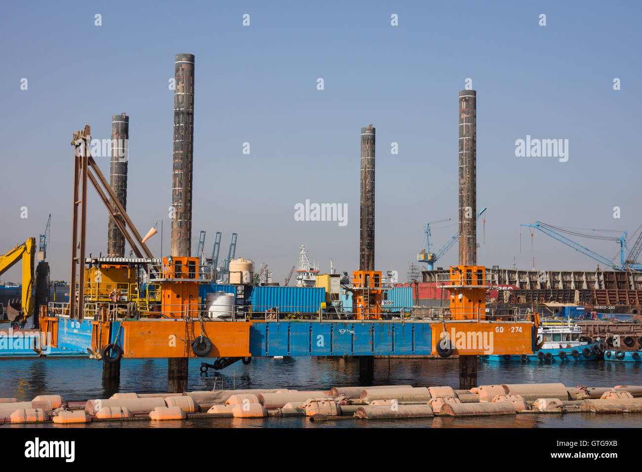 Jack up rig hi-res stock photography and images - Alamy