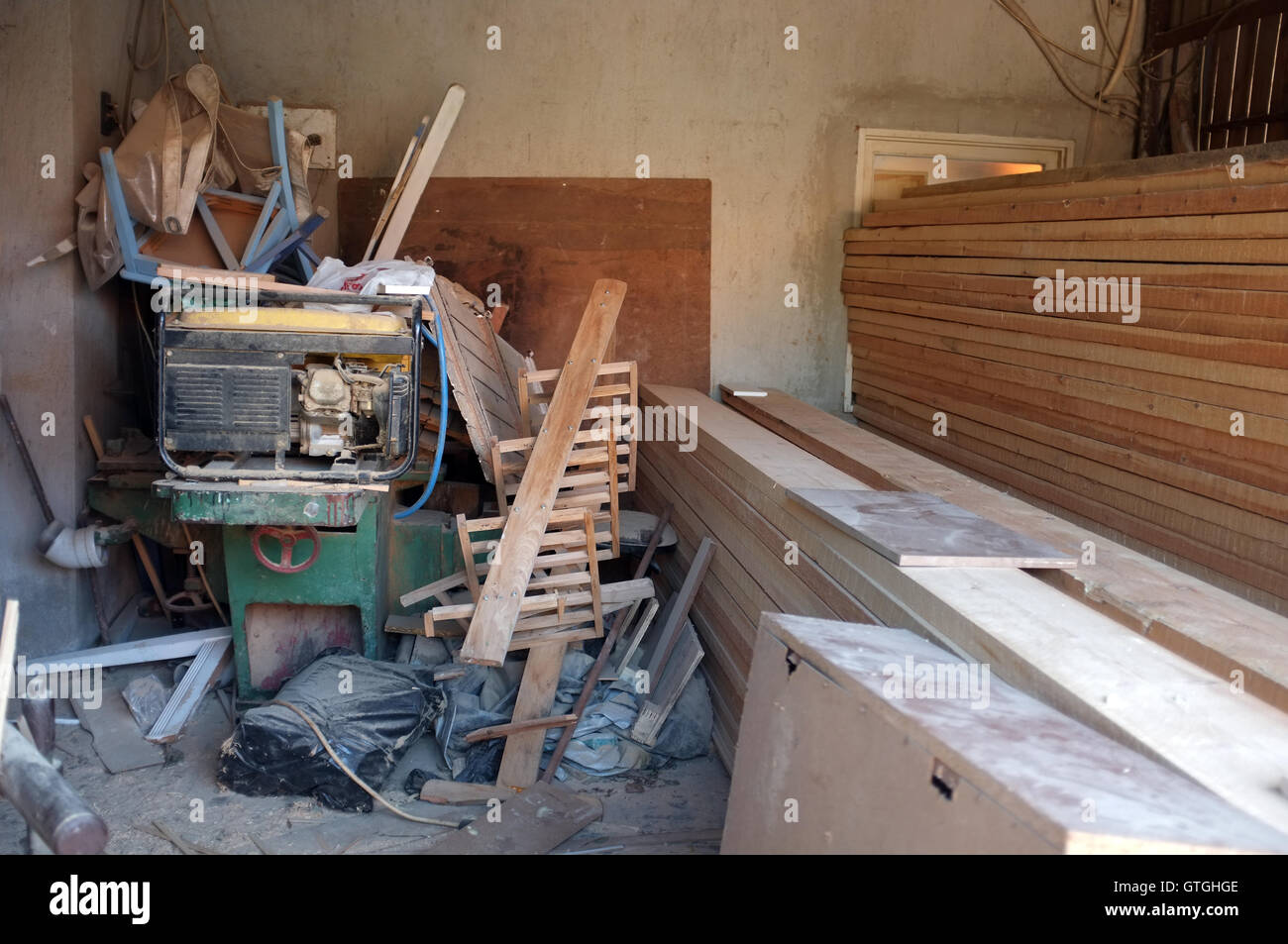 Messy carpenter workshop Stock Photo - Alamy