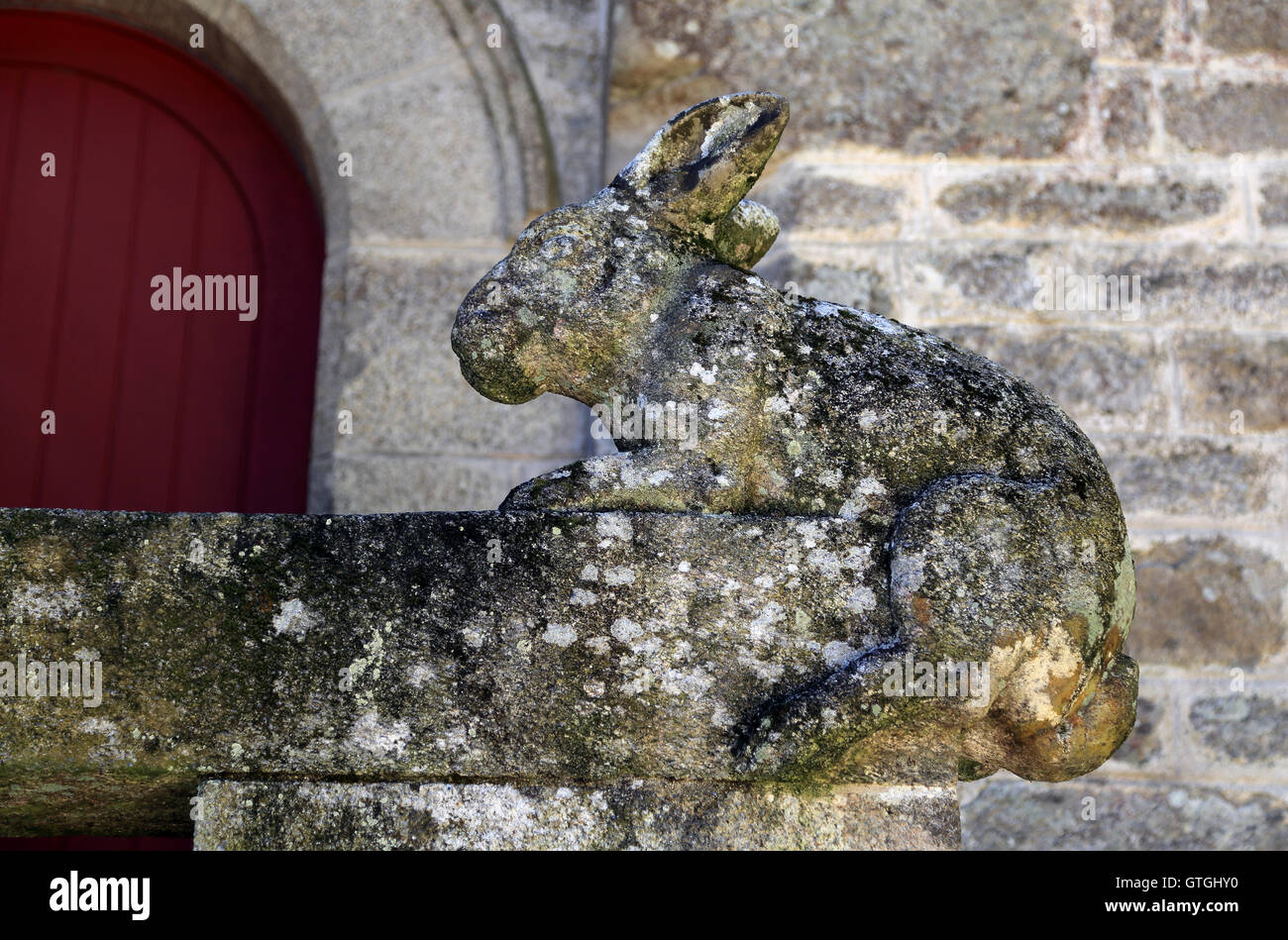 Stone rabbit detail on entrance lodge to Forteresse de Largoet, Elven ...