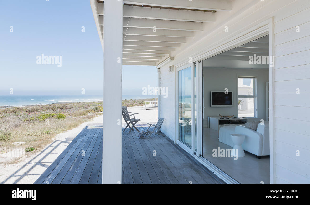 Deck beach house hi-res stock photography and images - Alamy