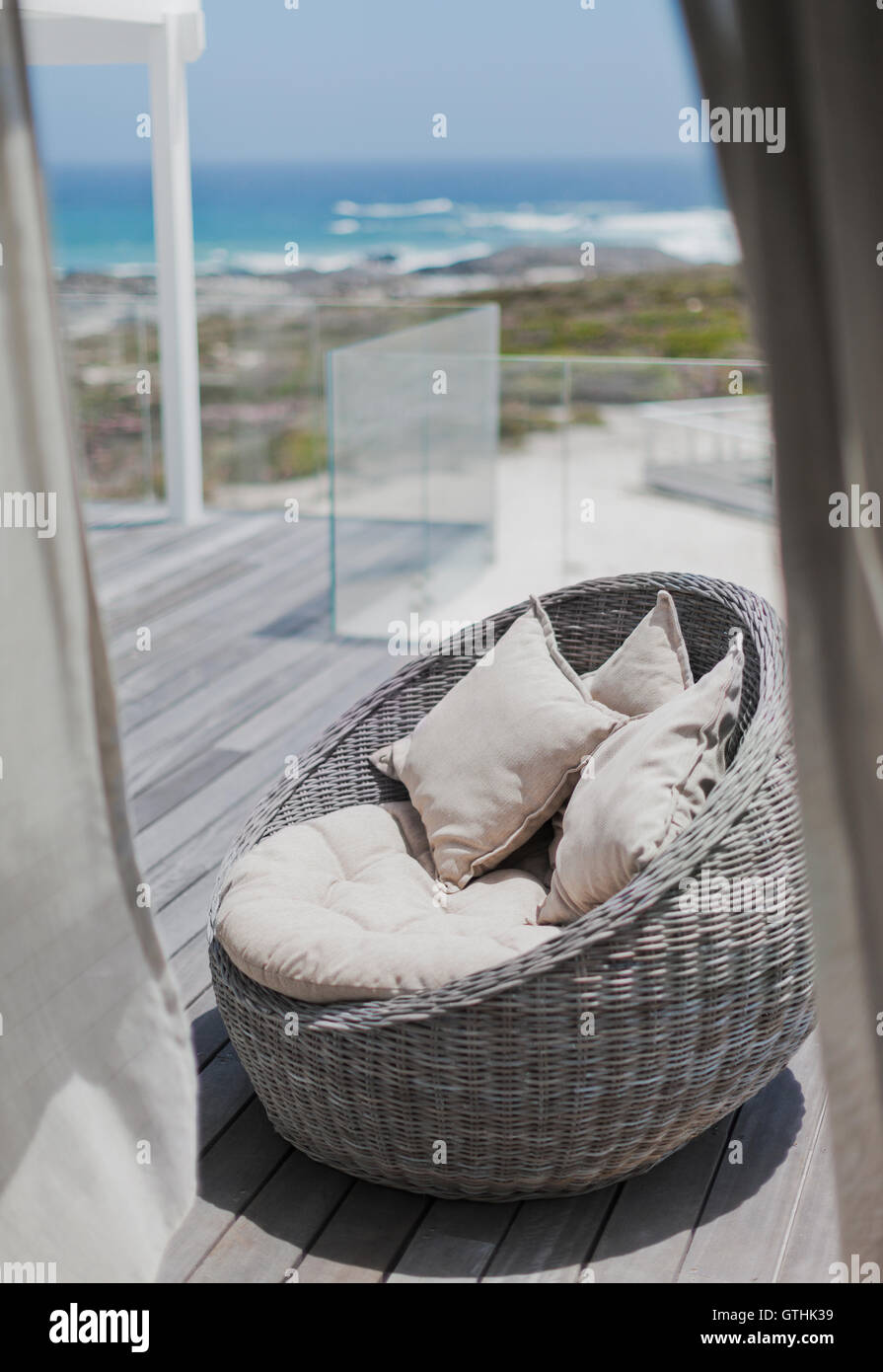 Deck beach house hi-res stock photography and images - Alamy