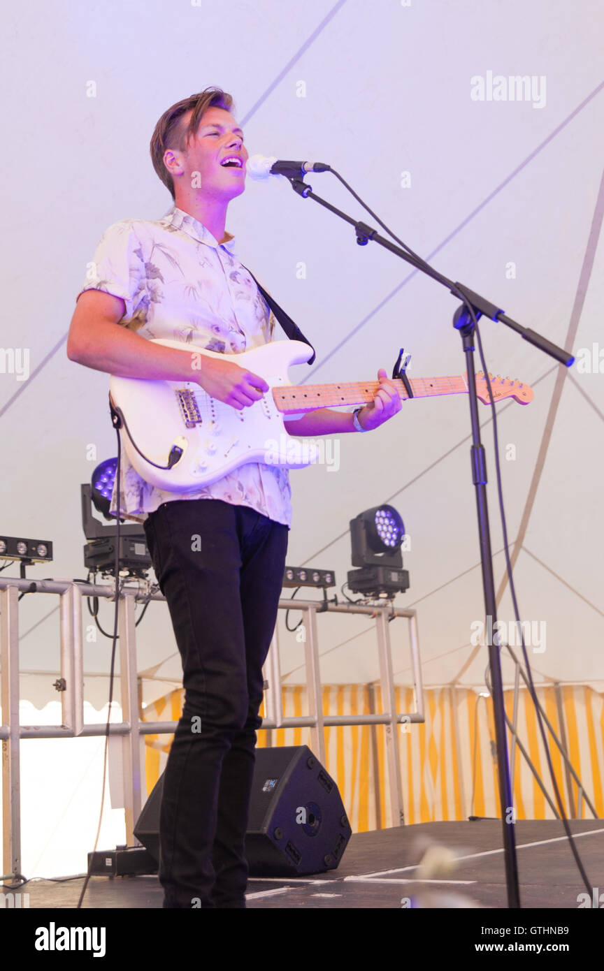 Taylor James Eary plays "The Freshly Squeezed Stage" at Camper Calling ...
