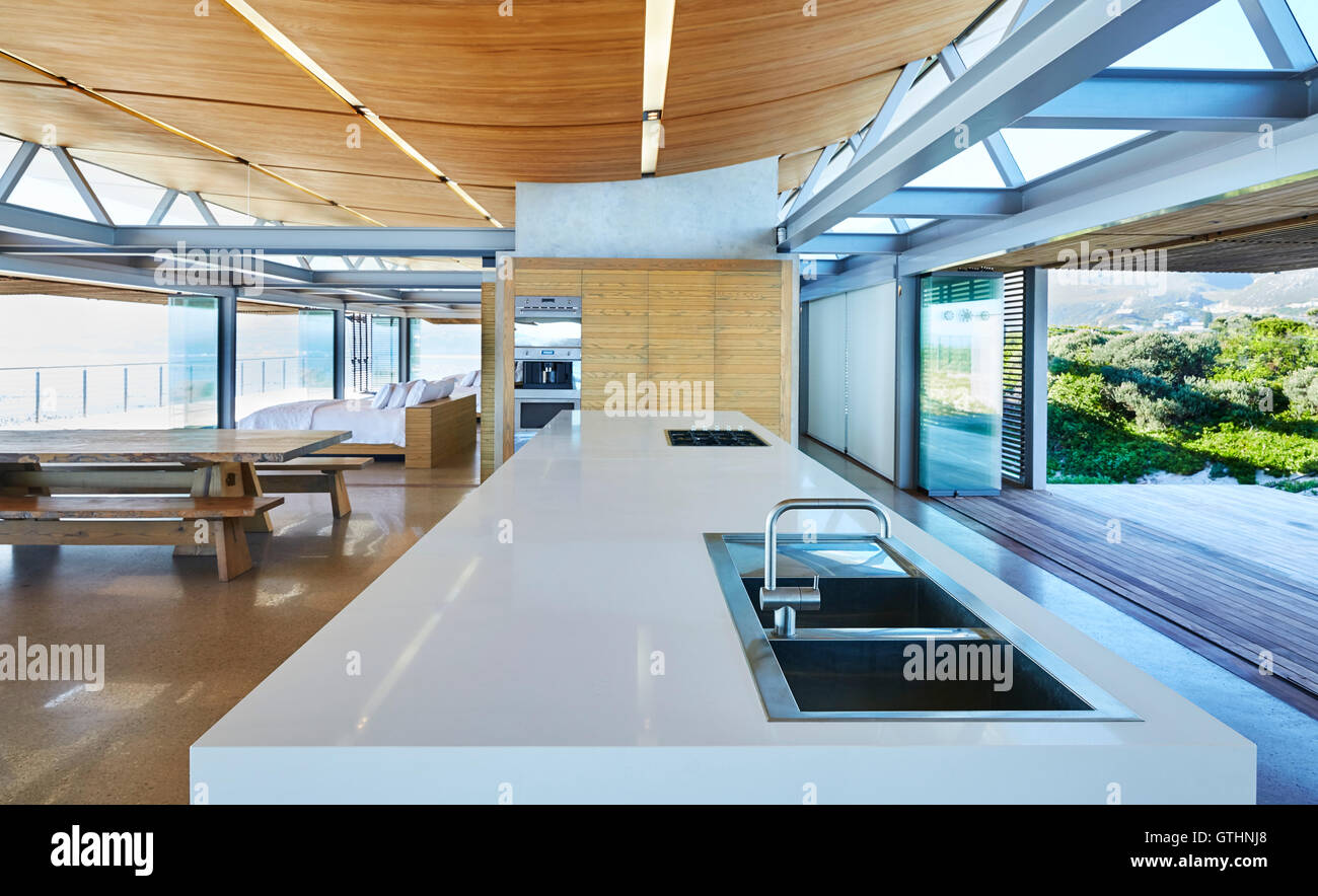 Modern luxury home showcase kitchen Stock Photo - Alamy