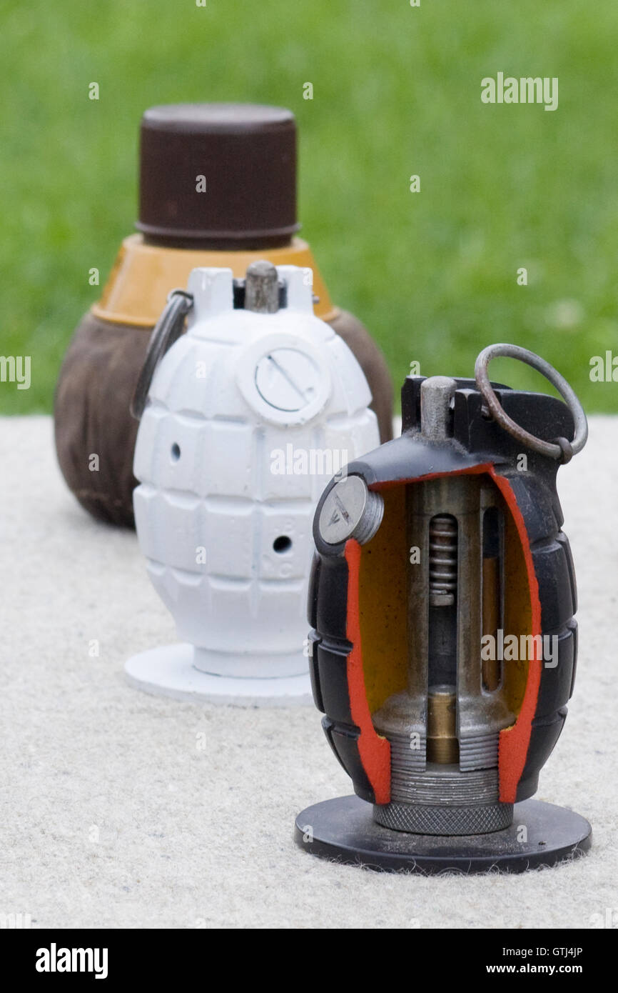 Armed soldiers throwing hand grenades hi-res stock photography and ...