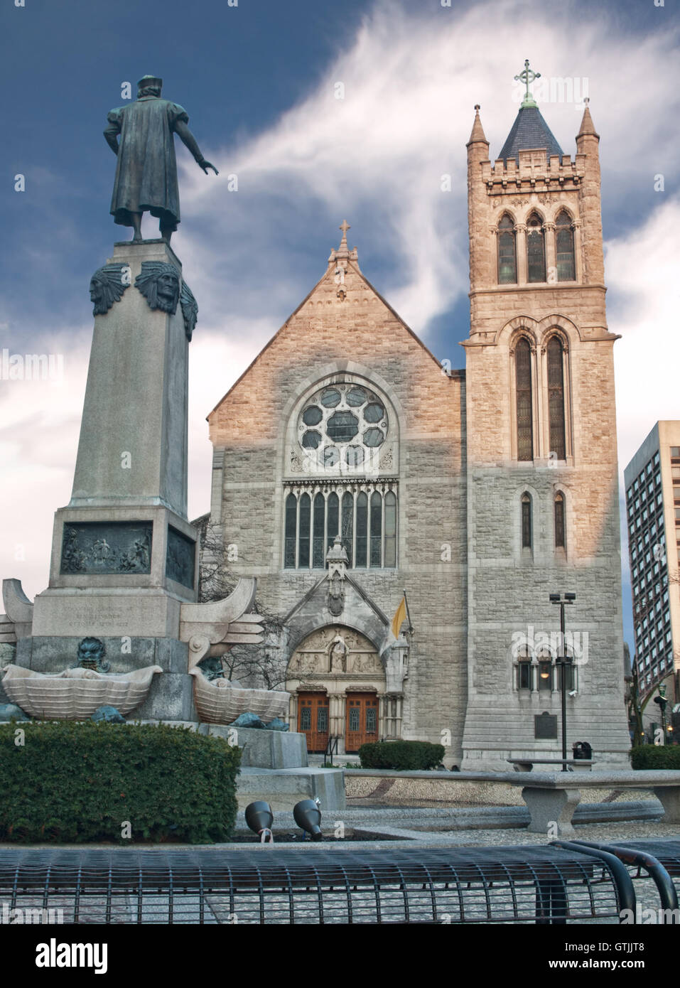 statue and cathedral Stock Photo - Alamy