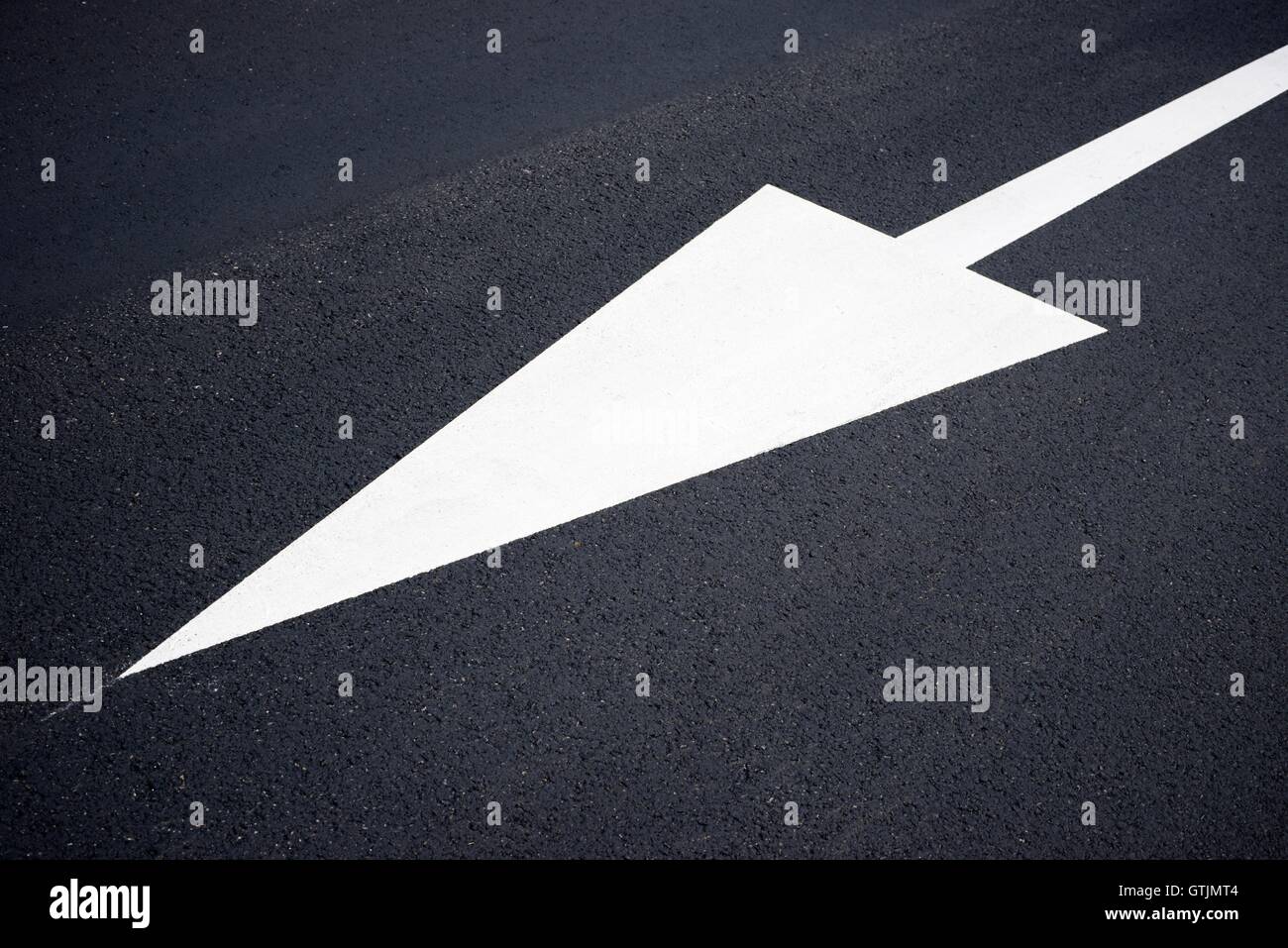 Single arrow directional sign on the floor Stock Photo - Alamy
