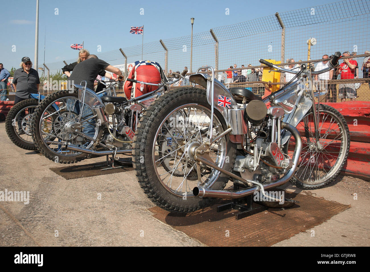 Hackney speedway legend Barry Thomas prepares his bike - Hackney Hawks ...