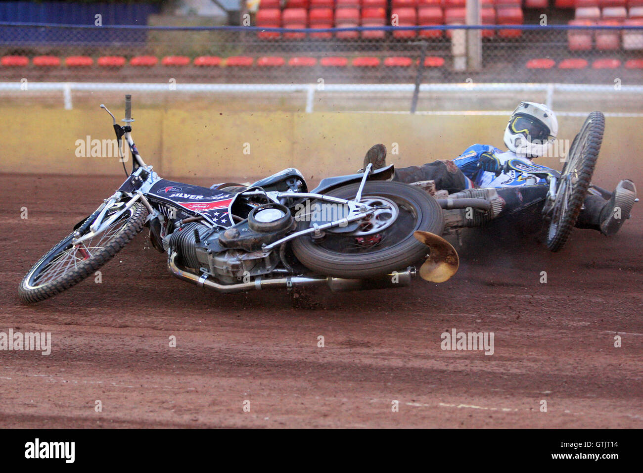 Heat 10: Ben Morley (blue) and Lewis Kerr crash out - Hackney Hawks vs ...