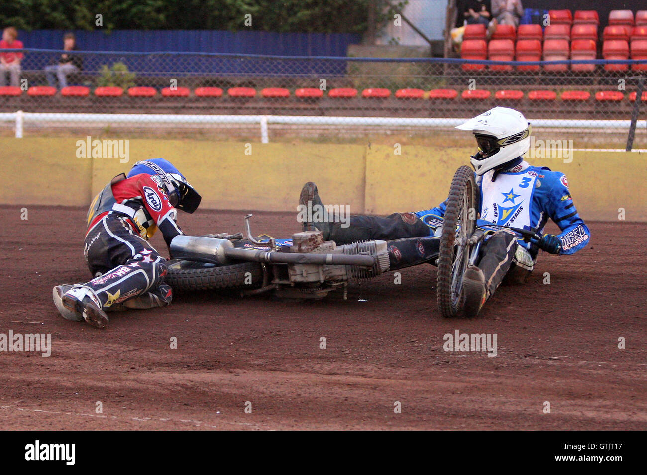 Heat 10: Ben Morley (blue) and Lewis Kerr crash out - Hackney Hawks vs ...