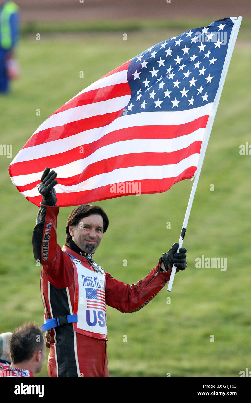 Eddie Castro holds the Stars and Stripes aloft - Hackney Hawks vs Team ...