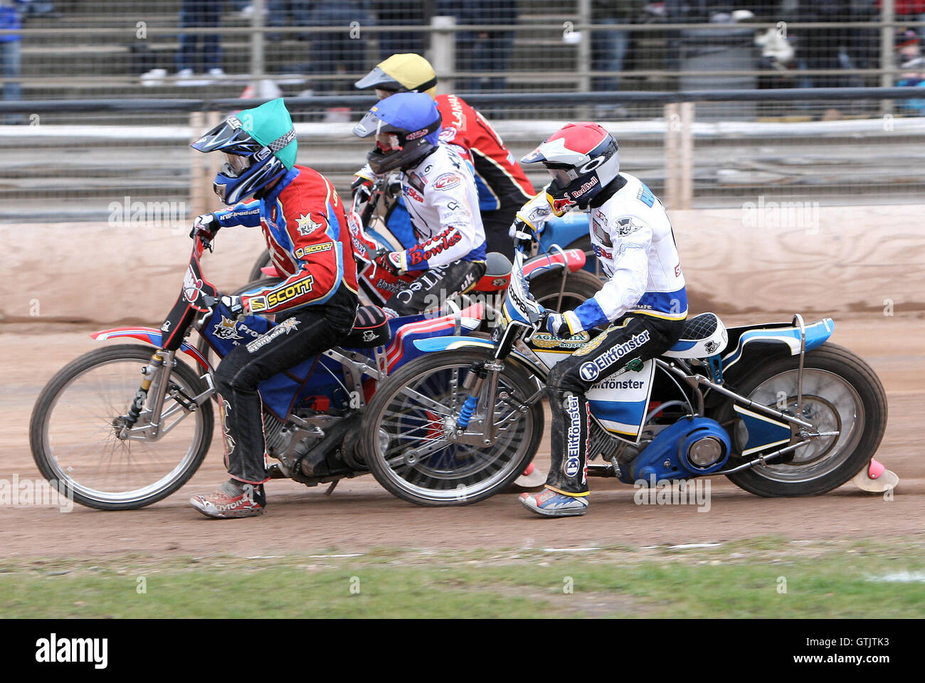 Heat 10: Robert Miskowiak (red), Piotr Swiderski (blue), Adam Shields ...