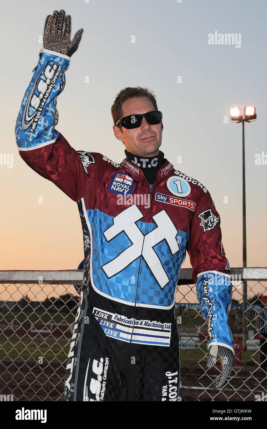 Davey Watt of Lakeside waves to the crowd - Lakeside Hammers vs ...