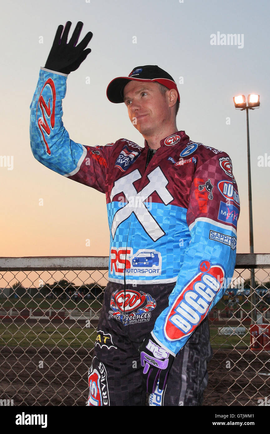 Stuart Robson of Lakeside waves to the crowd - Lakeside Hammers vs ...